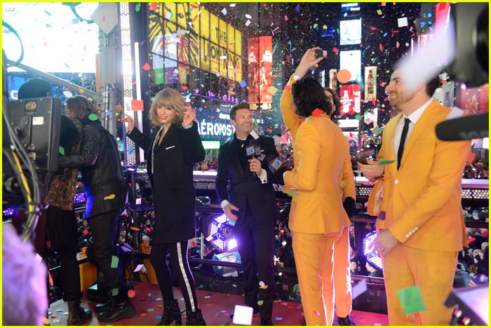 Taylor Swift Jumped for Joy at Midnight on New Year's Eve 2015: Photo ...