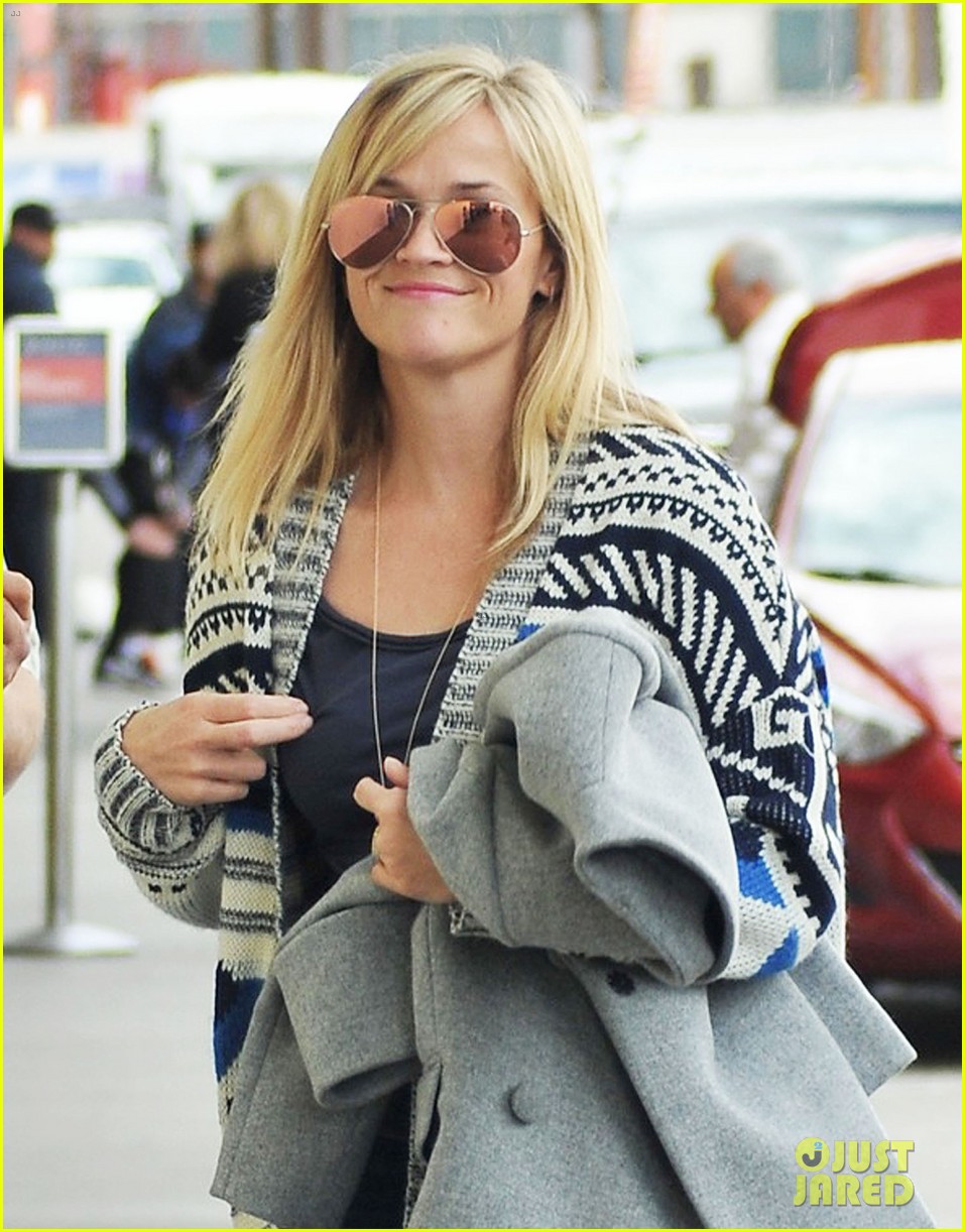 Watch Reese Witherspoon Get Startled By Fake Applause at SAG Awards ...