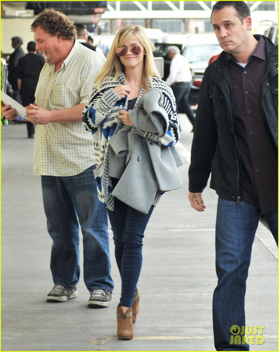 Watch Reese Witherspoon Get Startled By Fake Applause at SAG Awards ...