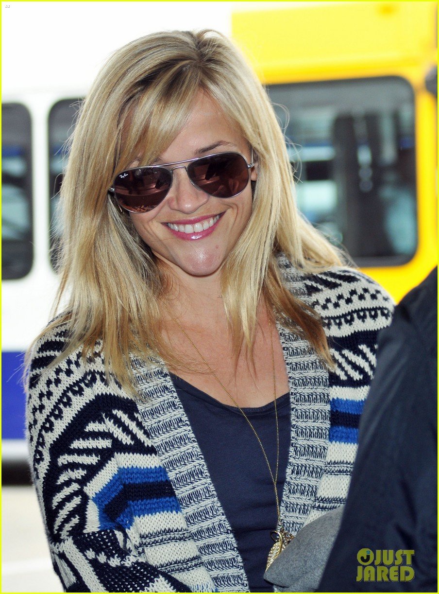 Watch Reese Witherspoon Get Startled By Fake Applause at SAG Awards ...