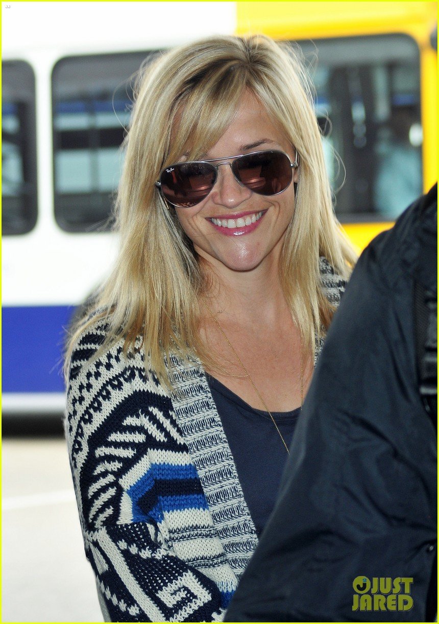 Watch Reese Witherspoon Get Startled By Fake Applause at SAG Awards ...