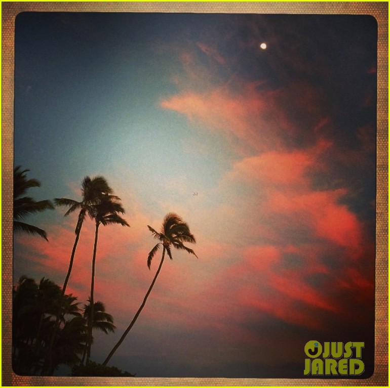 Zachary Quinto Spends Exotic New Year's Eve with Speedo-Clad Boyfriend ...