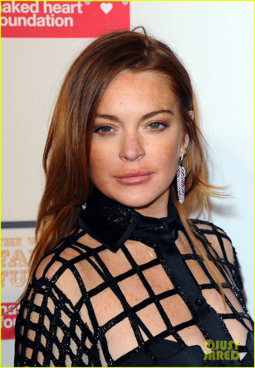 Lindsay Lohan Shows Tons of Skin in Barely There Top: Photo 3313451 ...