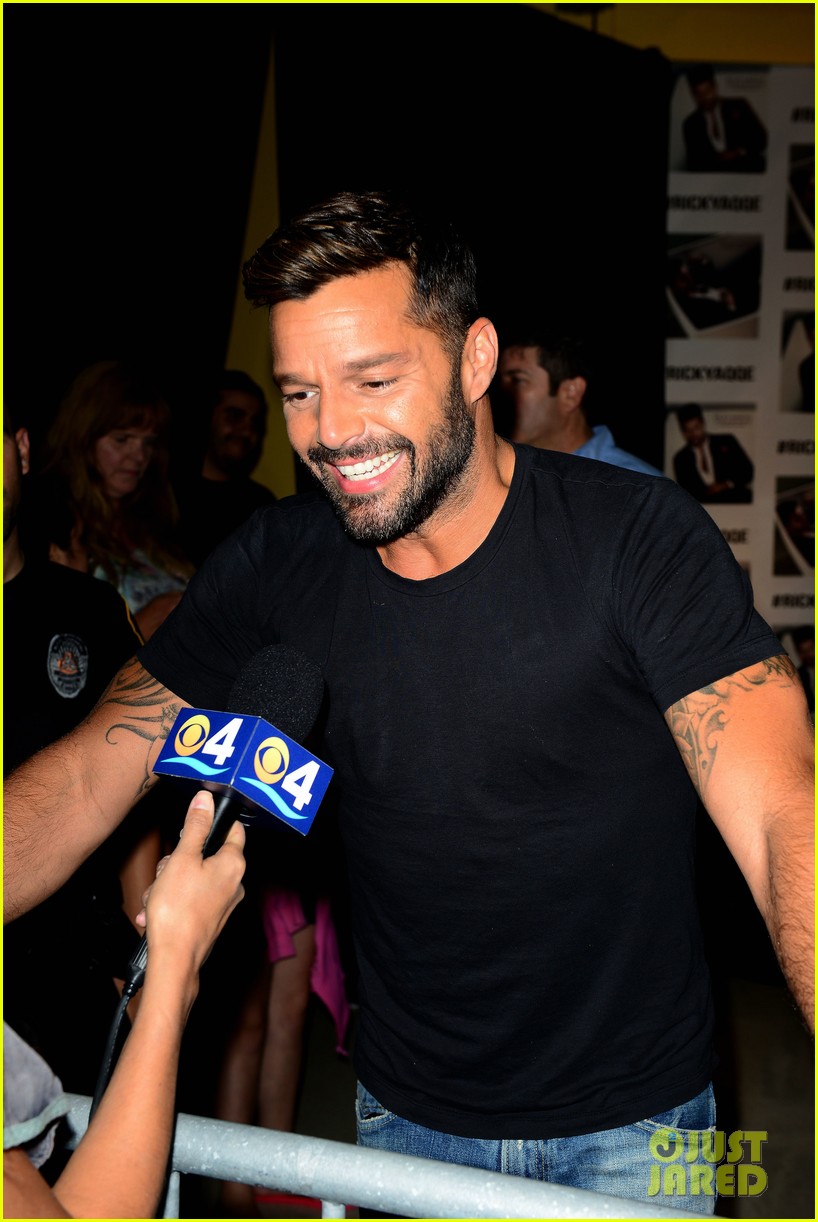 Ricky Martin Hits Miami for 'A Quien Quiera Escuchar' Album Signing ...