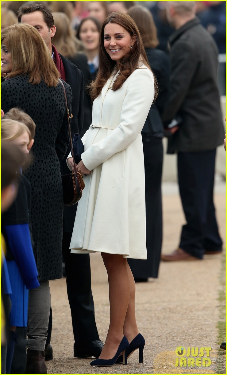 Pregnant Kate Middleton Helps Paint a Mural - See Her Artwork!: Photo ...