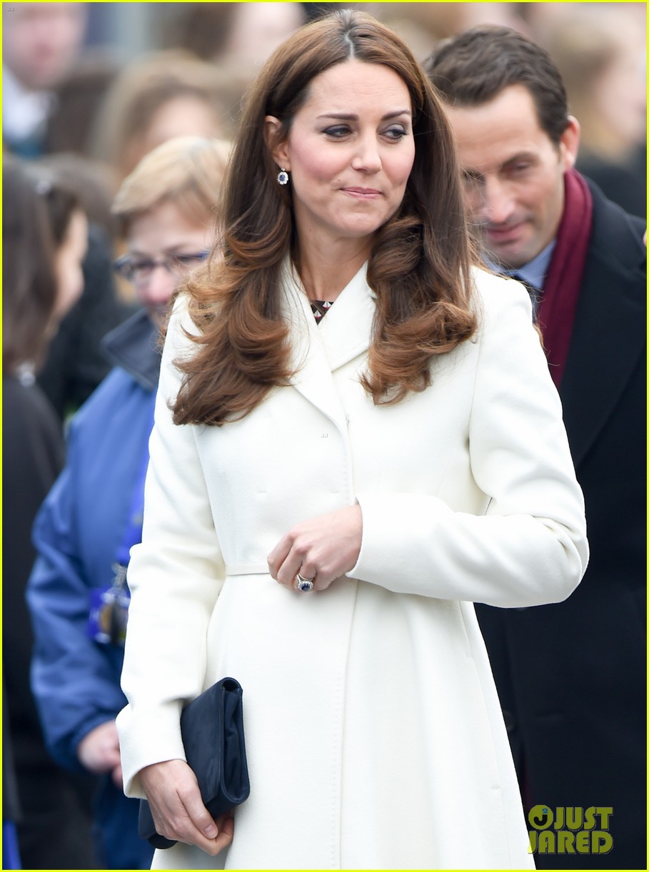 Pregnant Kate Middleton Helps Paint a Mural - See Her Artwork!: Photo ...
