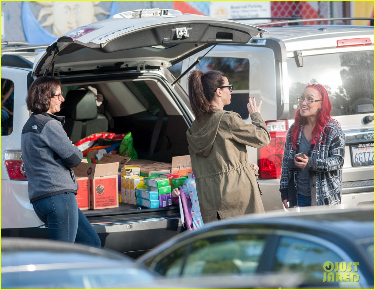 'Minions' Go Hitchhiking to Villain-Con in New Trailer - Watch Now ...