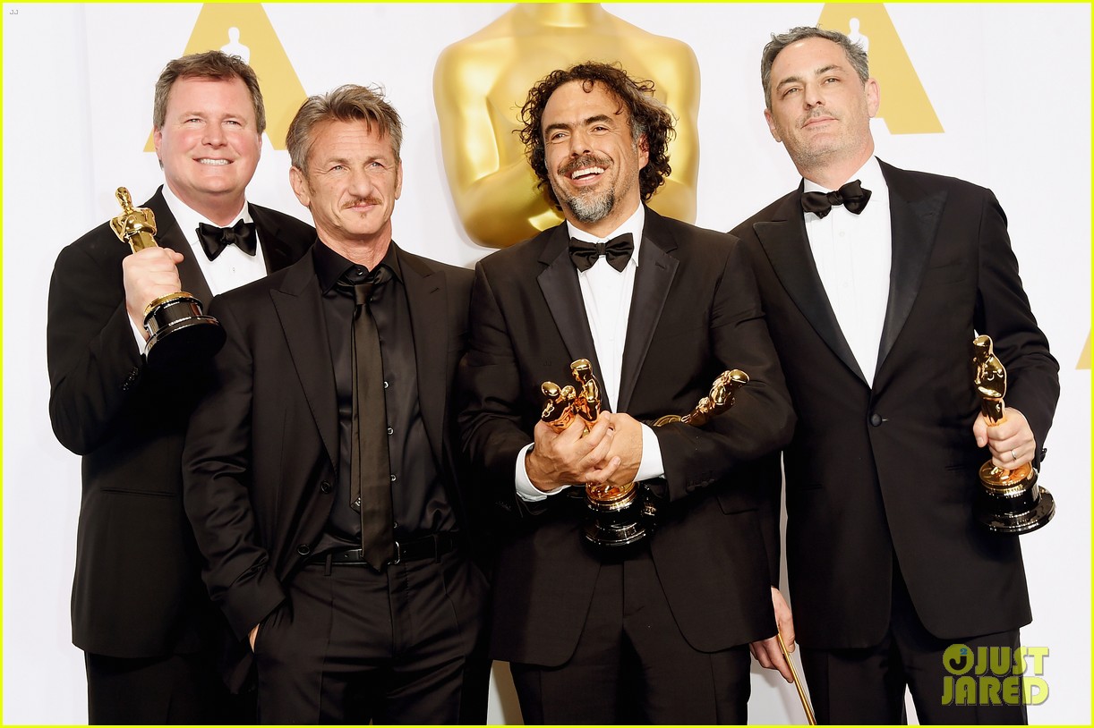 Sean Penn Presents Biggest Award to 'Birdman' at Oscars 2015: Photo ...