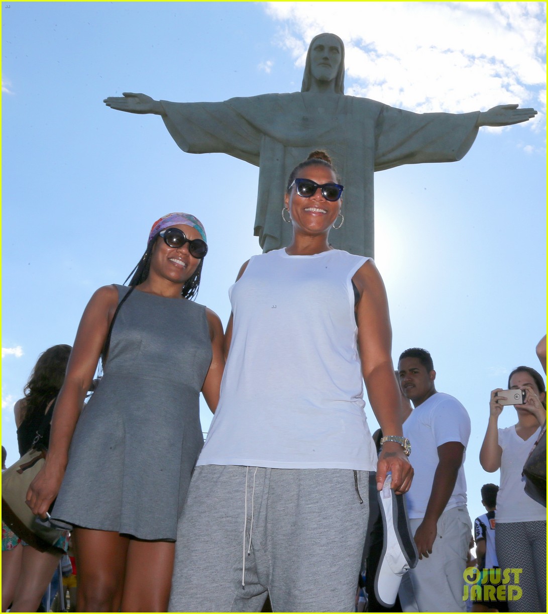 Queen Latifah Visits the Christ the Redeemer Statue in Brazil: Photo ...