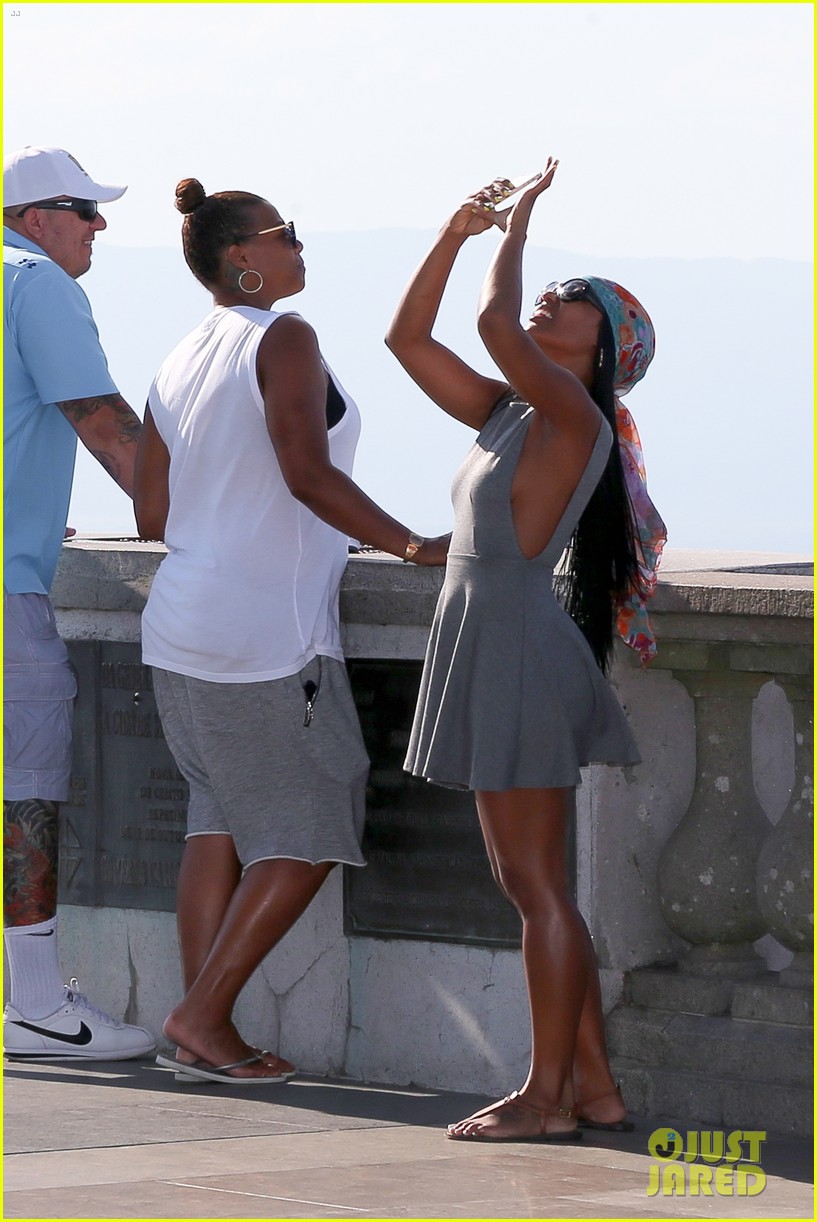 Queen Latifah Visits the Christ the Redeemer Statue in Brazil: Photo ...