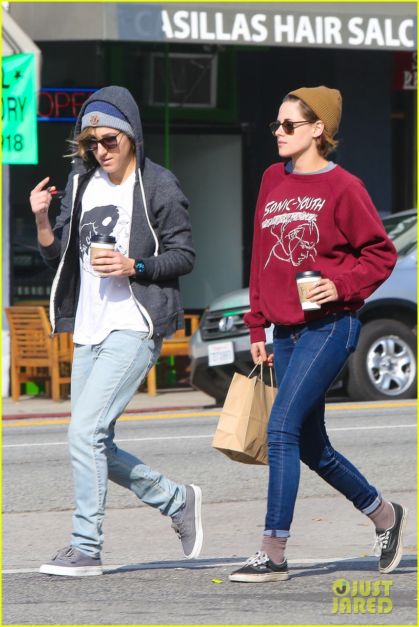 Kristen Stewart Spends Time With Alicia Cargile Before London Flight ...