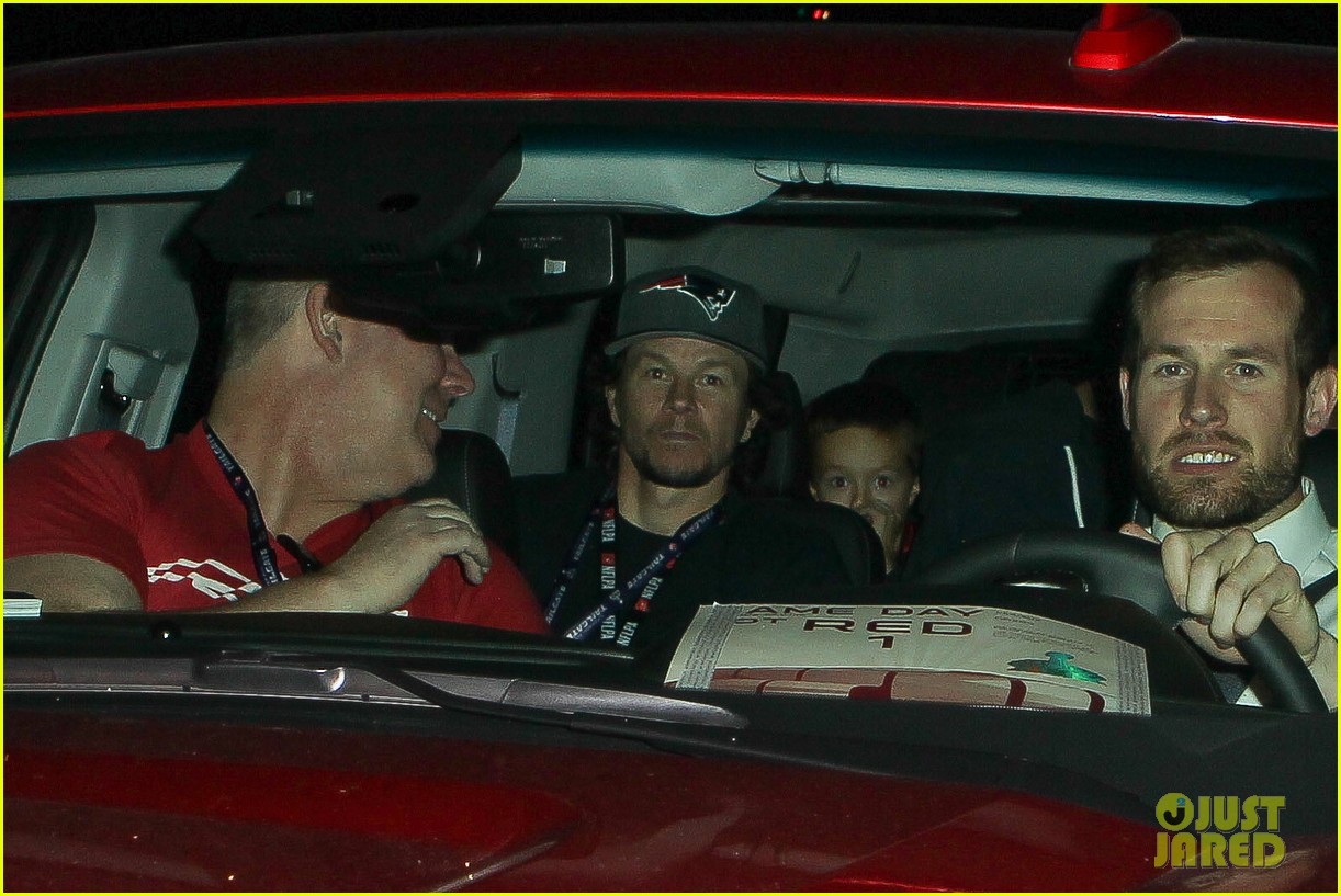 Mark Wahlberg Totally Made this Kid's Day at Super Bowl 2015: Photo ...