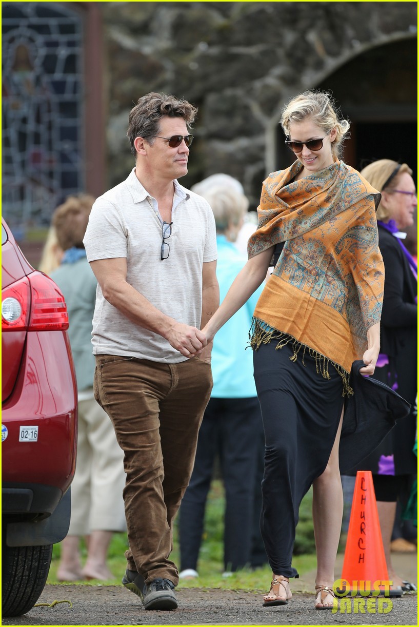 Josh Brolin & Girlfriend Kathryn Boyd Hold Hands at Church: Photo ...