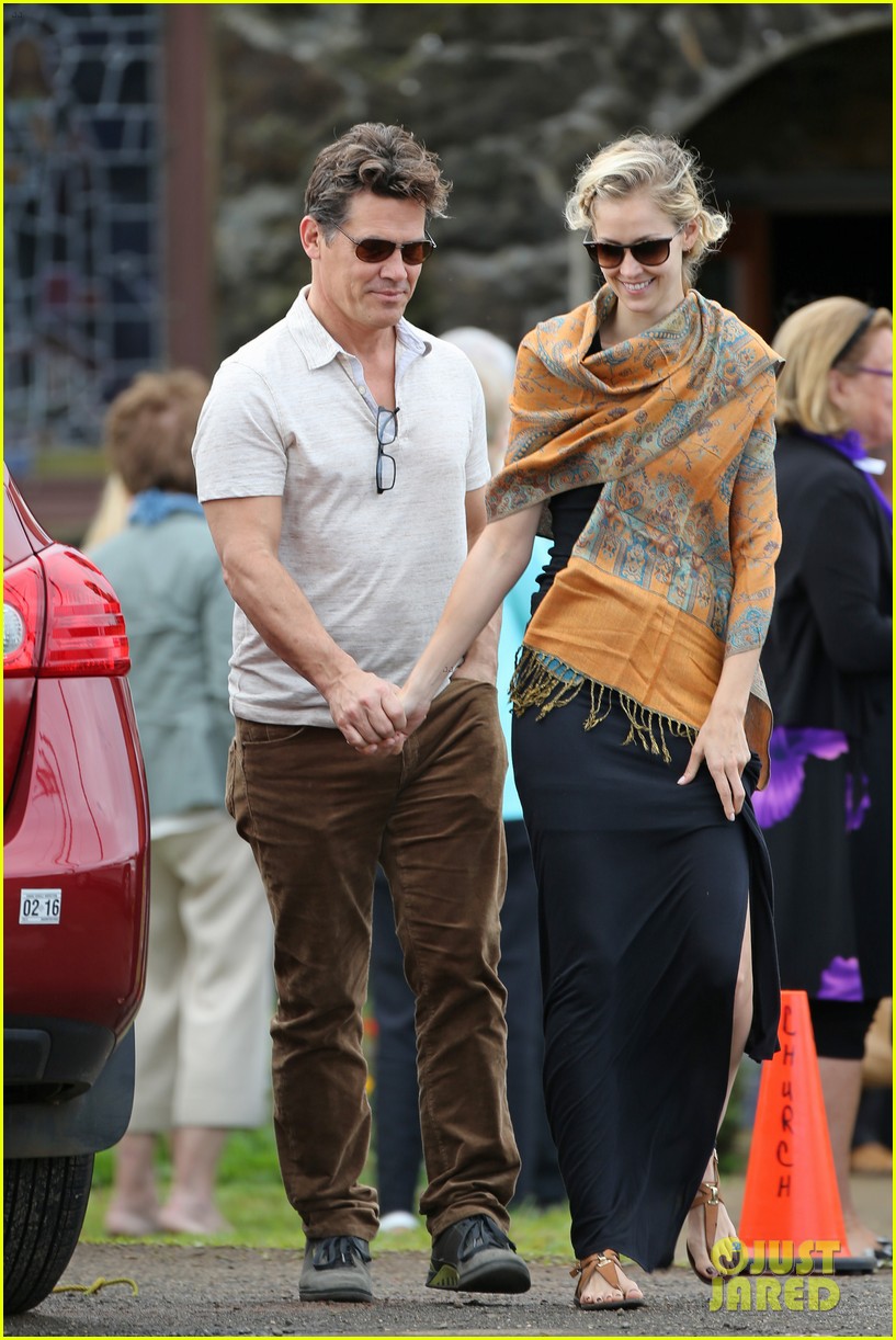 Josh Brolin & Girlfriend Kathryn Boyd Hold Hands at Church: Photo ...