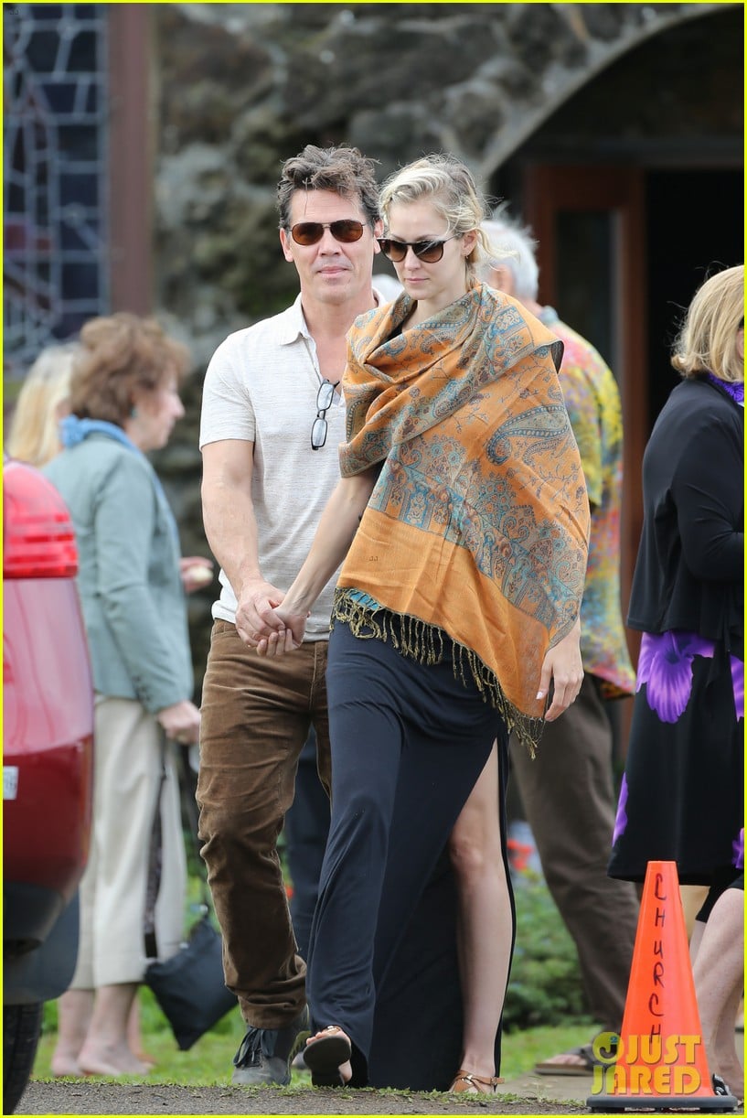Josh Brolin & Girlfriend Kathryn Boyd Hold Hands at Church: Photo ...
