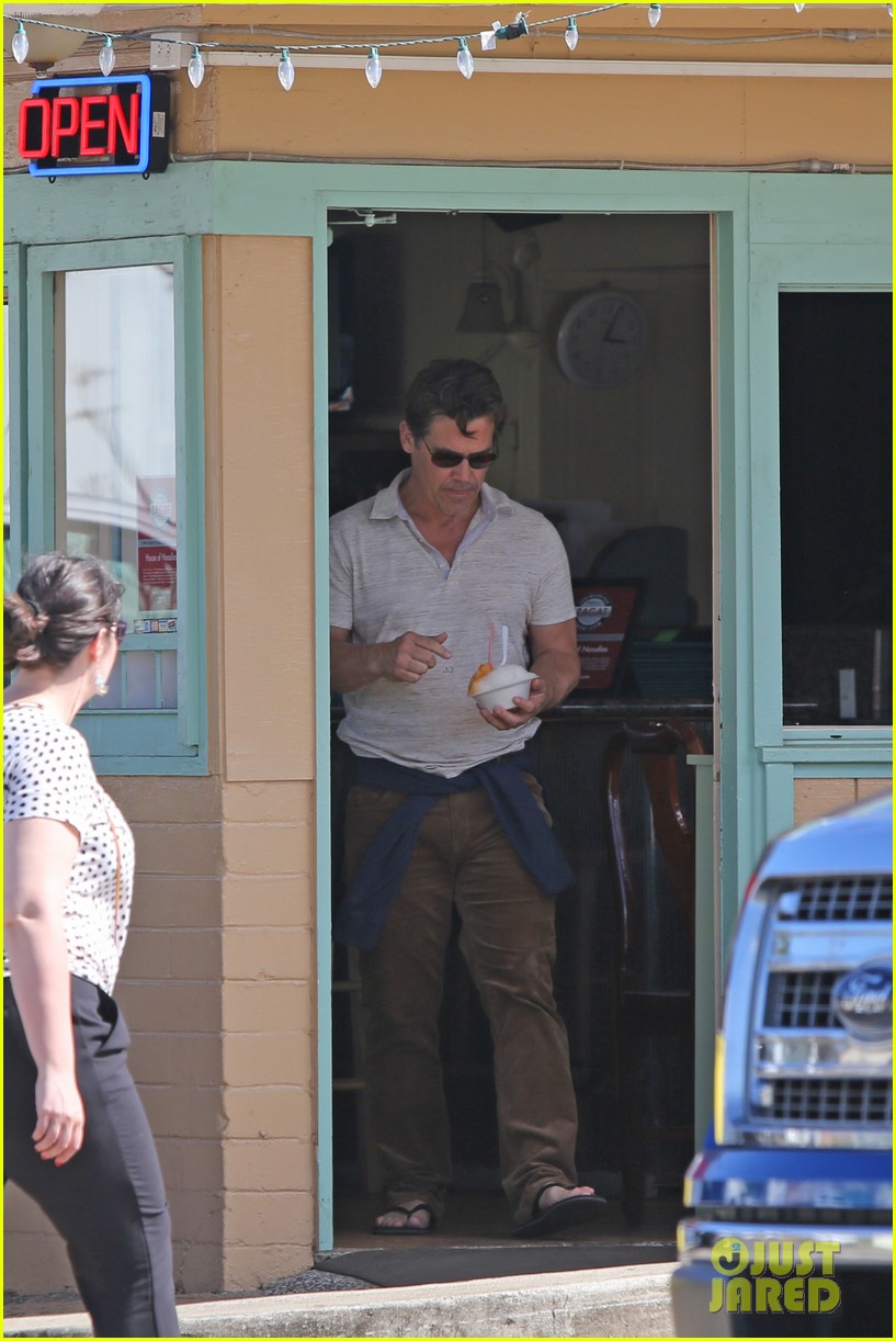 Josh Brolin Goes Shirtless for Paddleboarding Fun in Hawaii: Photo ...