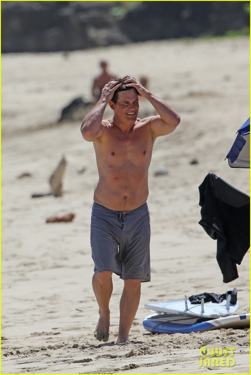 Josh Brolin Goes Shirtless for Paddleboarding Fun in Hawaii: Photo ...