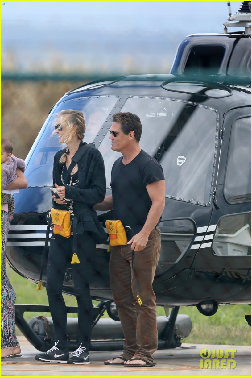 Josh Brolin Smooches Girlfriend Kathryn Boyd In Front Of Her Family in ...