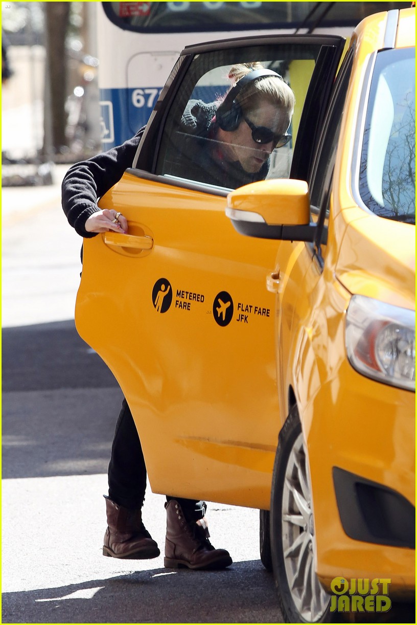 Macaulay Culkin Is Rocking Pink Hair Highlights These Days: Photo ...