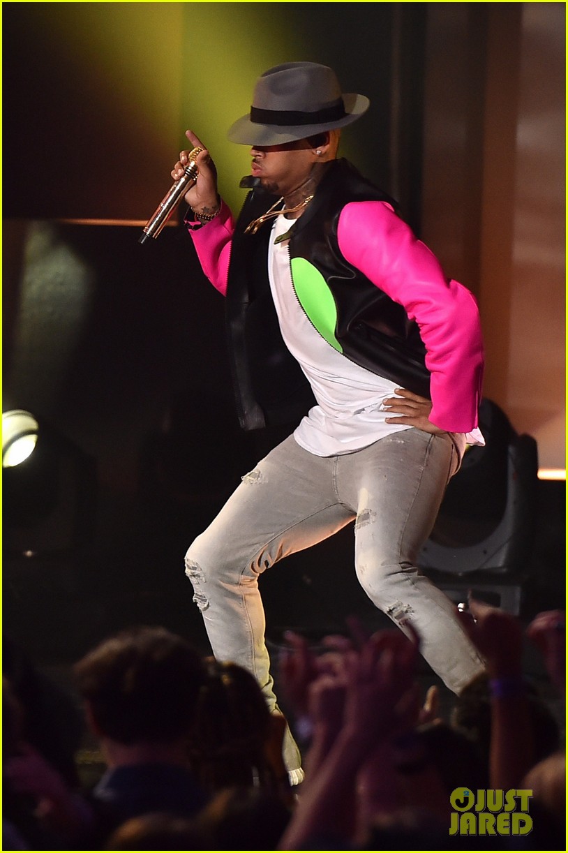 Jamie Foxx & Chris Brown Perform 'You Changed Me' at iHeartRadio Awards ...