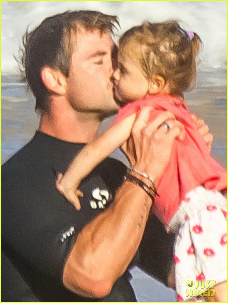 Chris Hemsworth Kisses Daughter India in Adorable New Photo: Photo 3330398 | Celebrity Babies ...