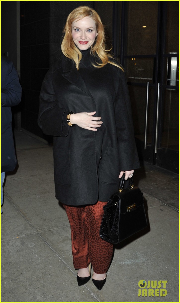 January Jones Plays Pie Golf with Jimmy Fallon As Christina Hendricks ...