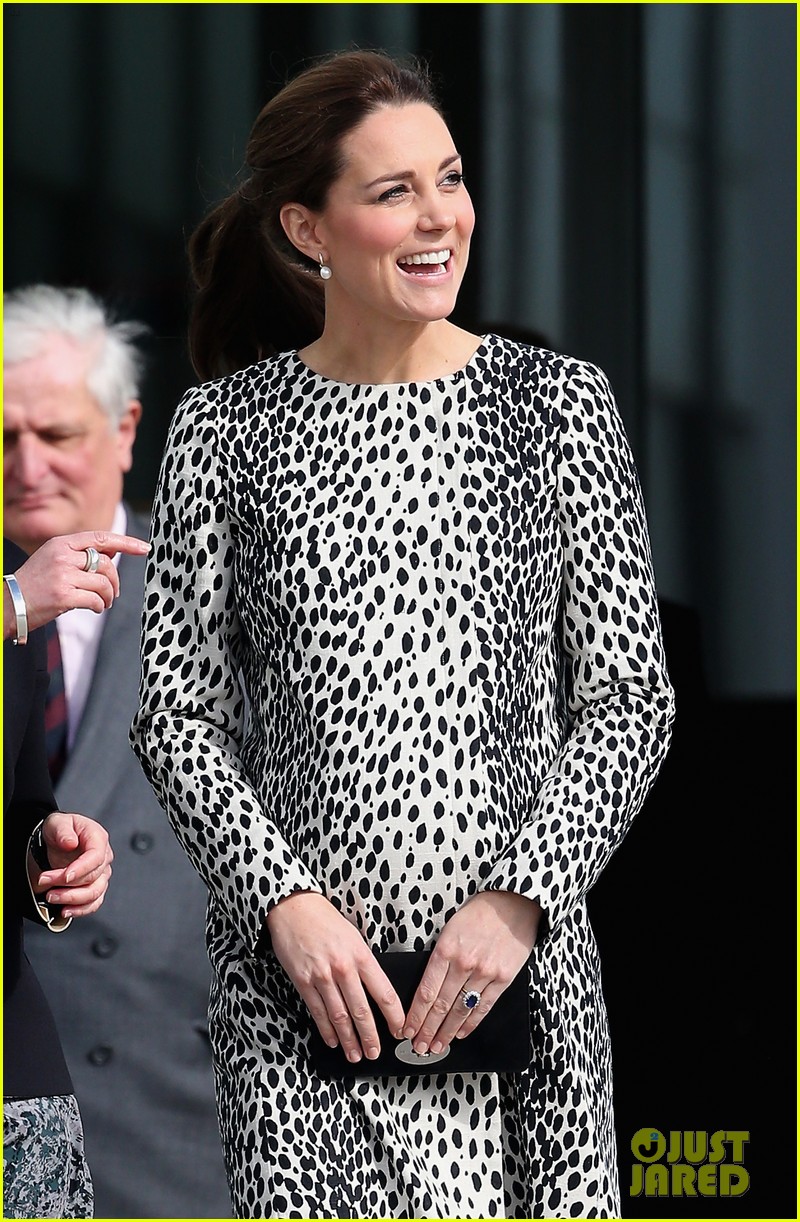 Kate Middleton Flaunts Growing Baby Bump at Turner Contemporary Art ...