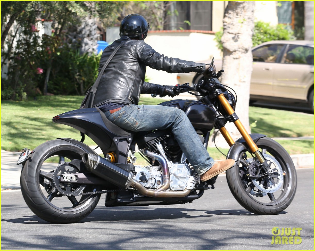Keanu Reeves Takes a Motorcycle Ride After Spending Hours at Acting ...