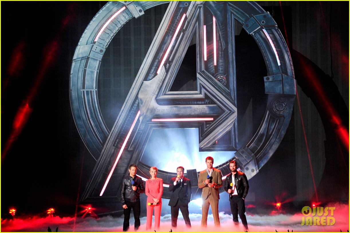 Avengers Assemble! Cast Honors Robert Downey, Jr. & Debuts New Clip at ...