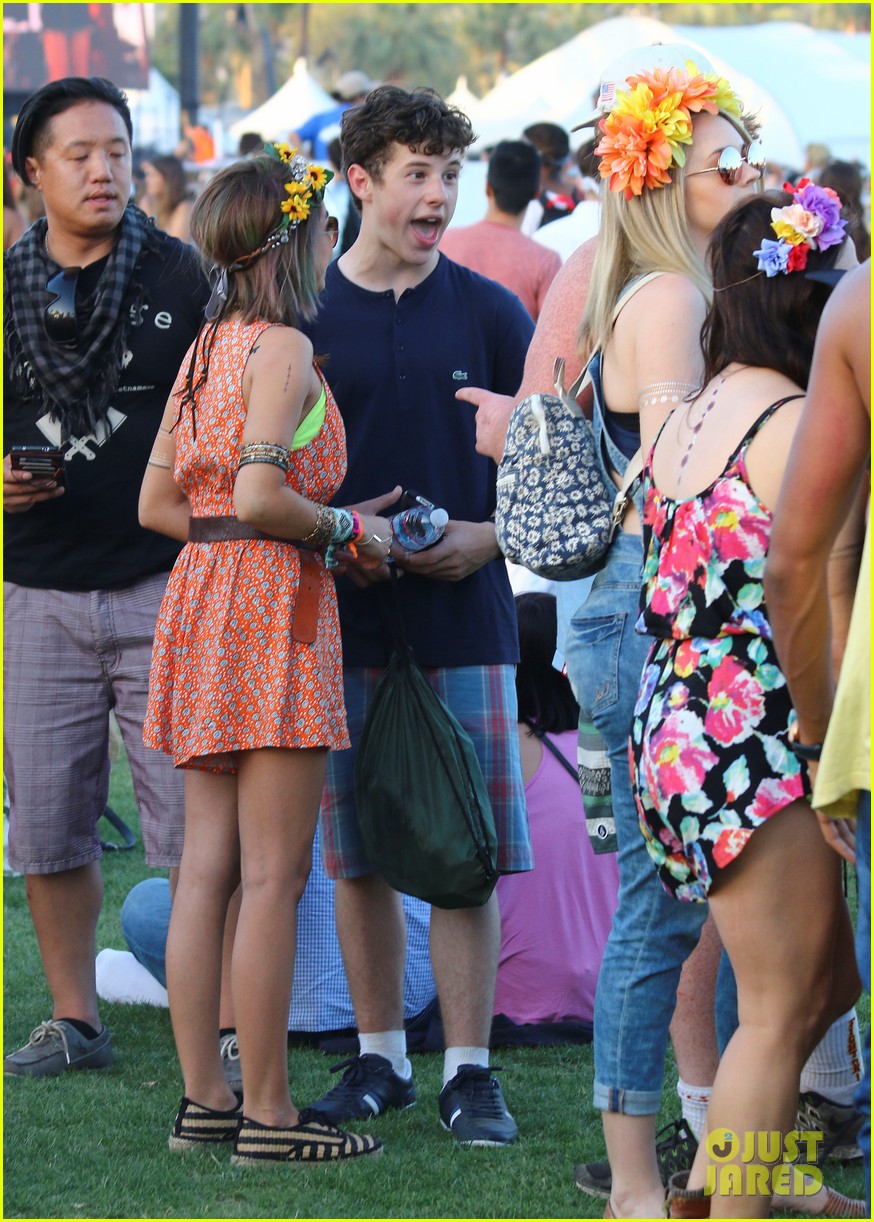 Sarah Hyland & Dominic Sherwood Show Some Major PDA at Coachella 2015 ...