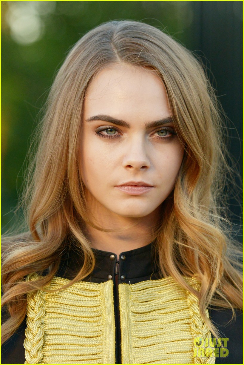 Cara Delevingne & Suki Waterhouse Buddy Up at Burberry Fashion Show ...
