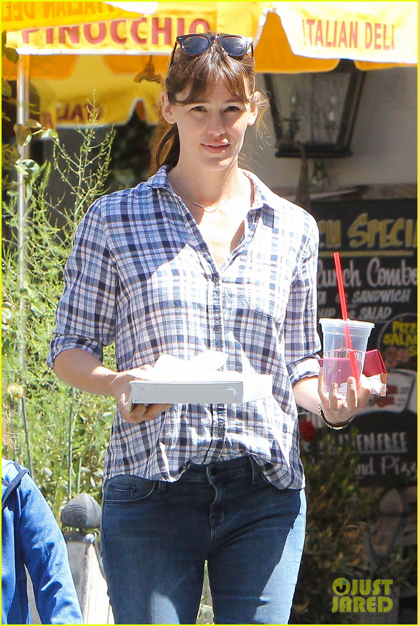 Jennifer Garner & Robbie Amell Join Kevin Spacey's 'Nine Lives': Photo ...