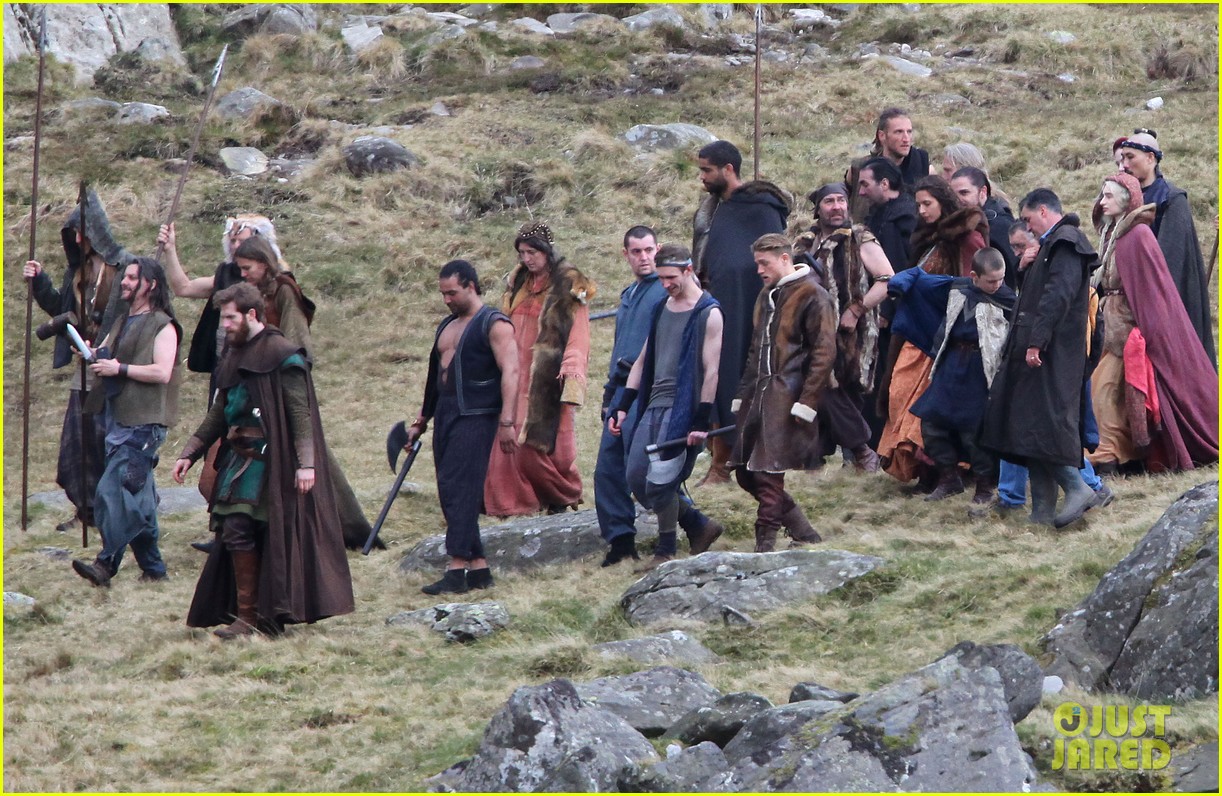 Charlie Hunnam as King Arthur - First On Set Photos!: Photo 3348497 ...