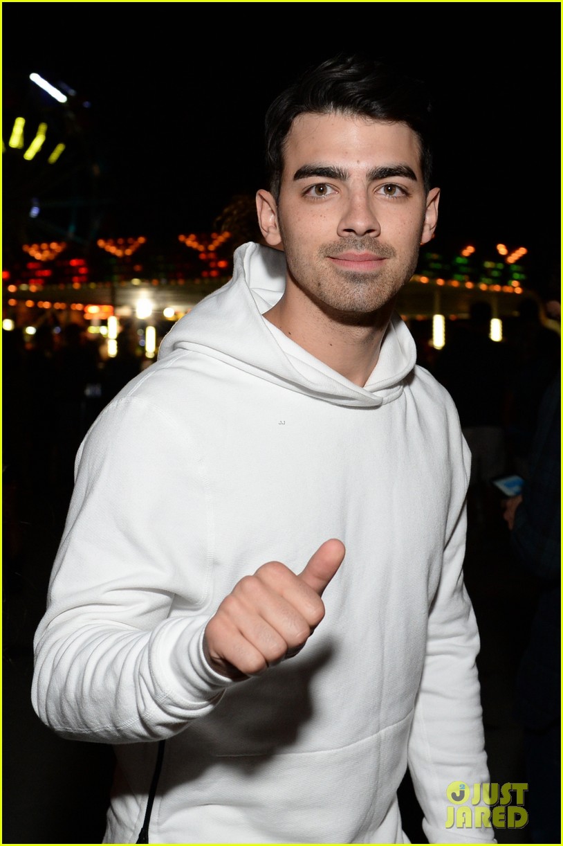 Leonardo DiCaprio Hits Up Coachella's Neon Carnival: Photo 3345099 ...