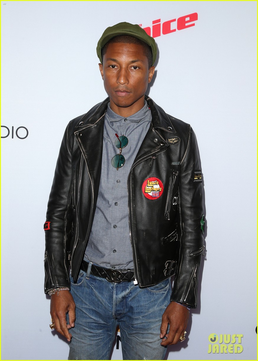 Adam Levine & Christina Aguilera Hit The Stage at 'The Voice' Season 8 ...