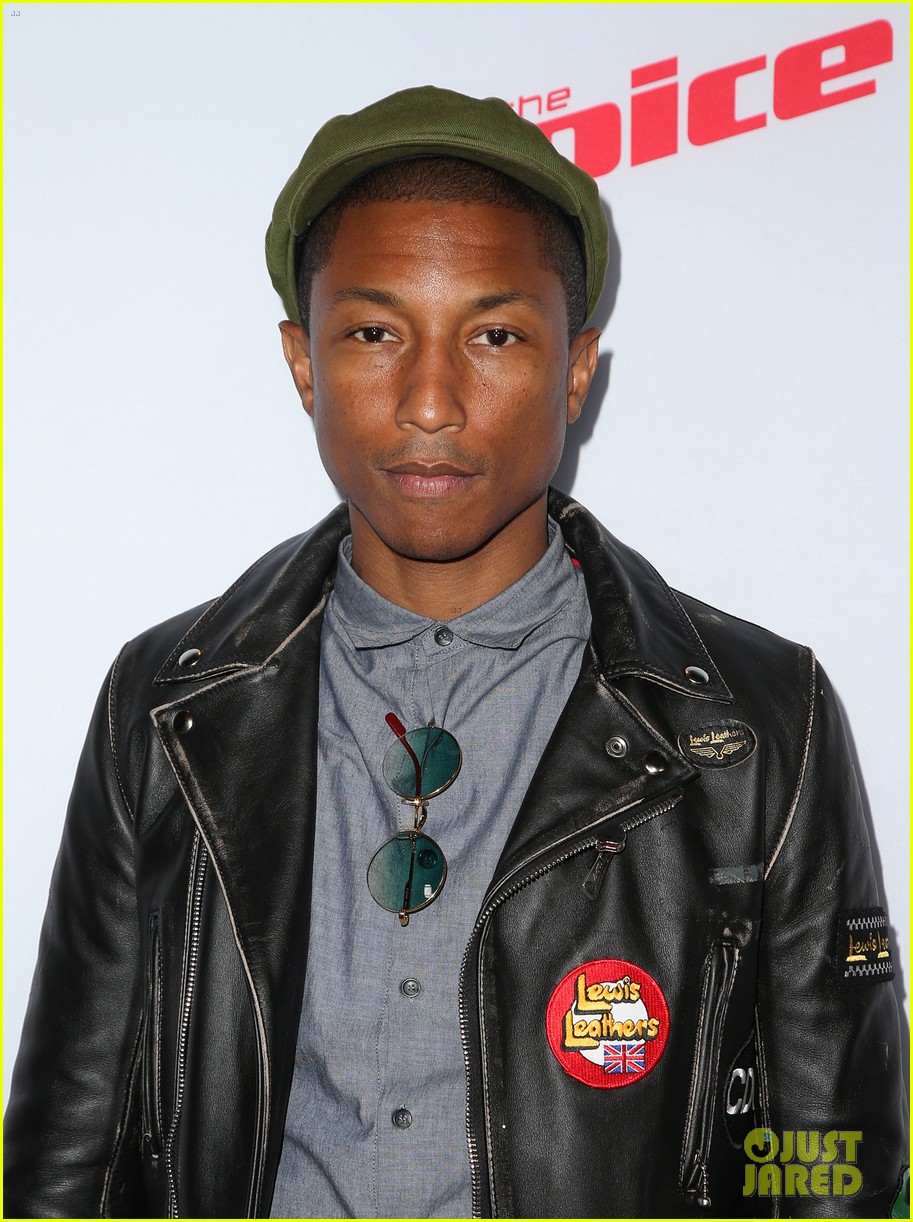 Adam Levine & Christina Aguilera Hit The Stage at 'The Voice' Season 8 ...