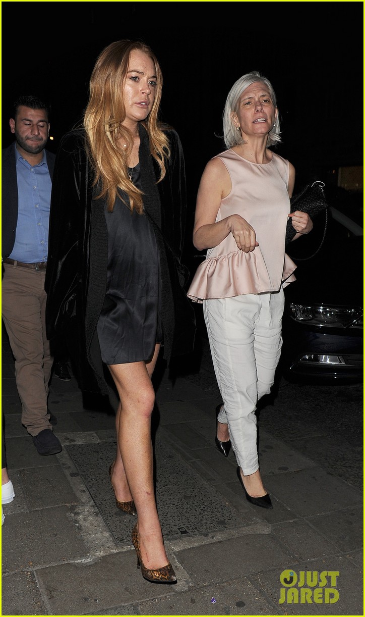 Lindsay Lohan Blows Kisses at the Cameras in London: Photo 3347800 ...