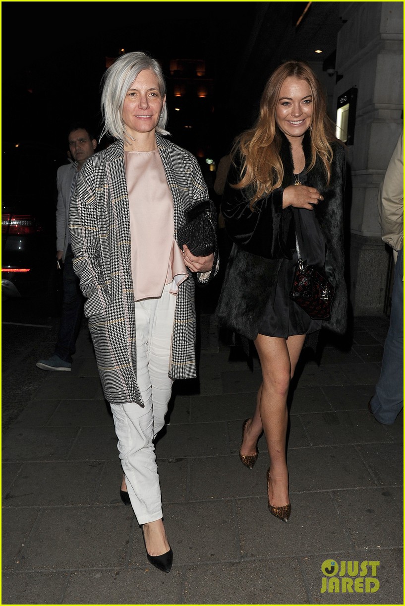 Lindsay Lohan Blows Kisses at the Cameras in London: Photo 3347804 ...