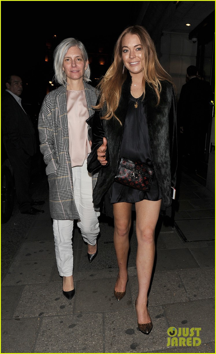 Lindsay Lohan Blows Kisses at the Cameras in London: Photo 3347812 ...