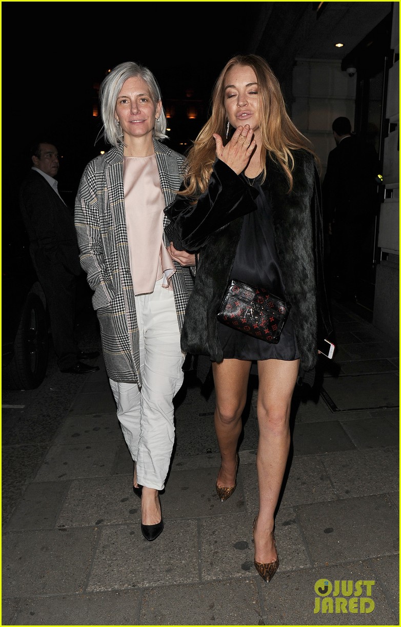 Lindsay Lohan Blows Kisses at the Cameras in London: Photo 3347813 ...