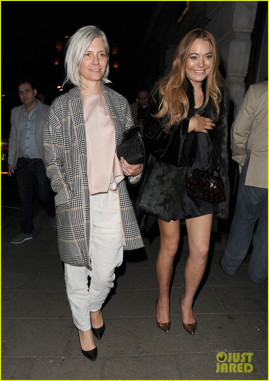 Lindsay Lohan Blows Kisses at the Cameras in London: Photo 3347821 ...