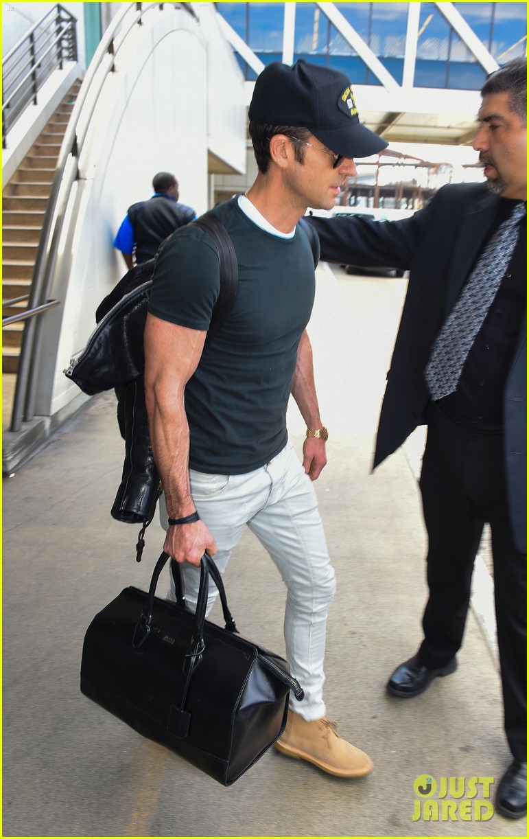Chris Martin & Justin Theroux Both Look Super Hot at LAX: Photo 3359280 ...