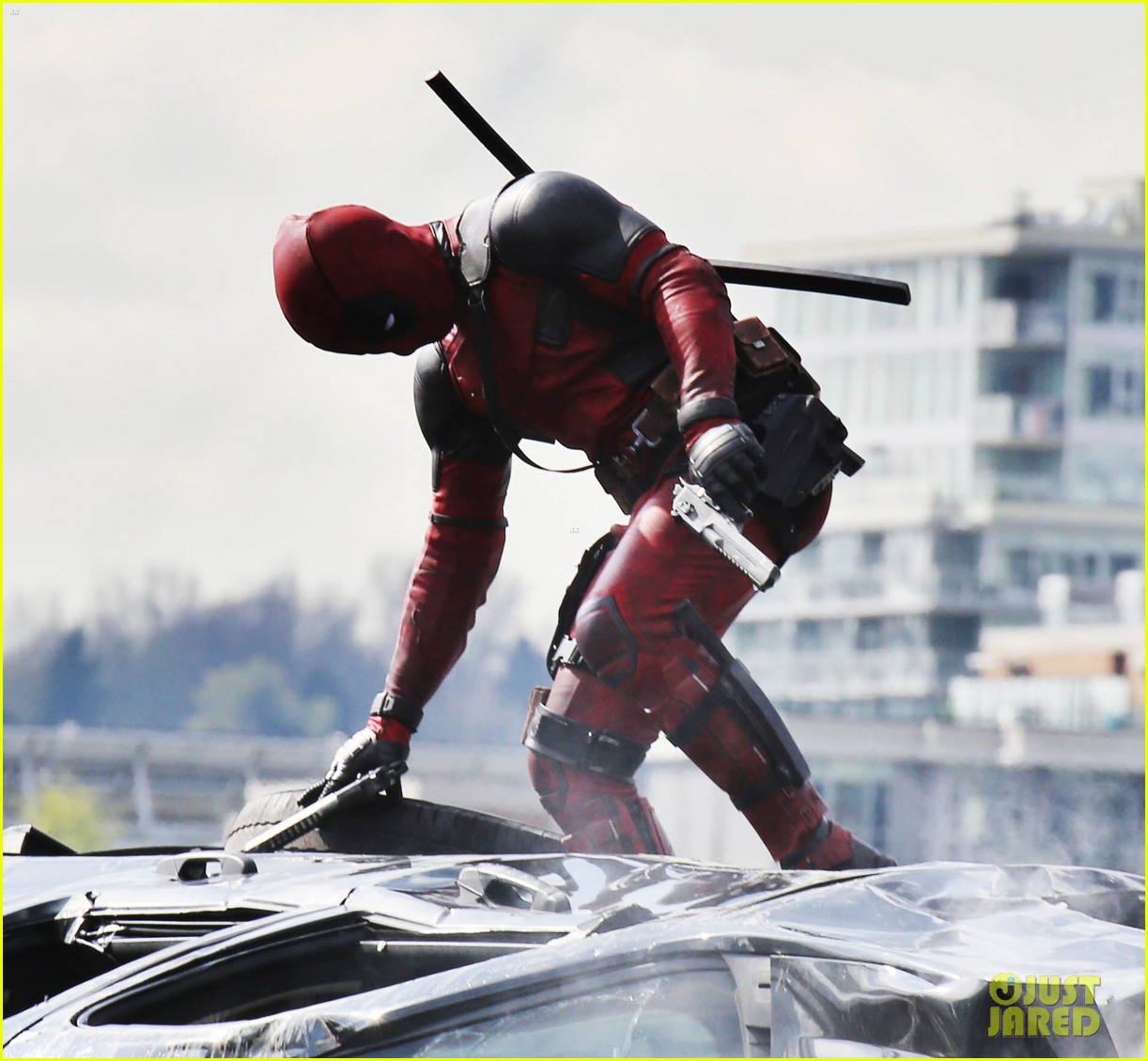 Ryan Reynolds's Full 'Deadpool' Suit Gets Pictured on Set!: Photo ...