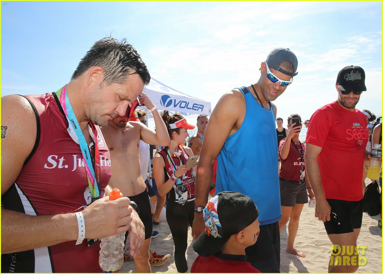 Geoff Stults & Josh Hopkins' Arm Wrestle Video is Pretty Awesome ...