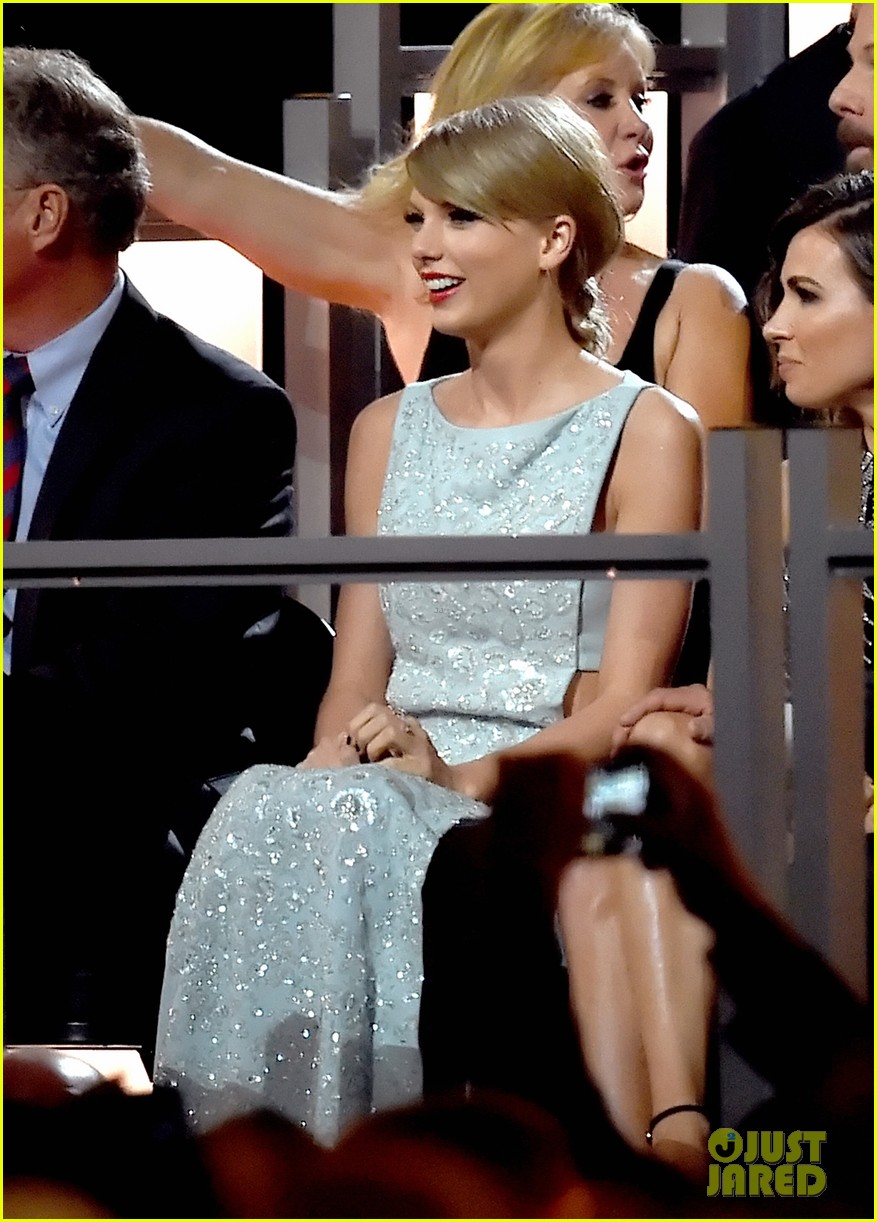 Taylor Swift Shows Off Her Signature Dance Moves at ACM Awards 2015 ...