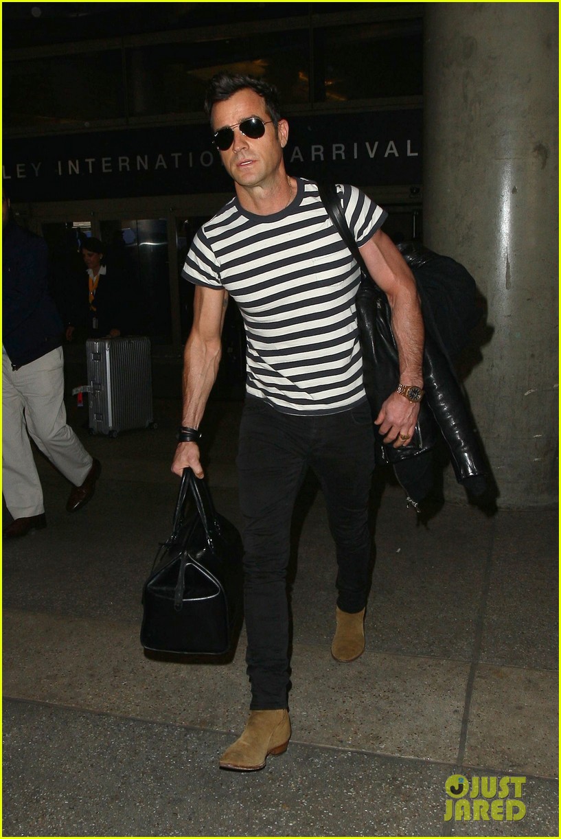Justin Theroux Puts His Muscles On Display in a Tight Shirt: Photo ...