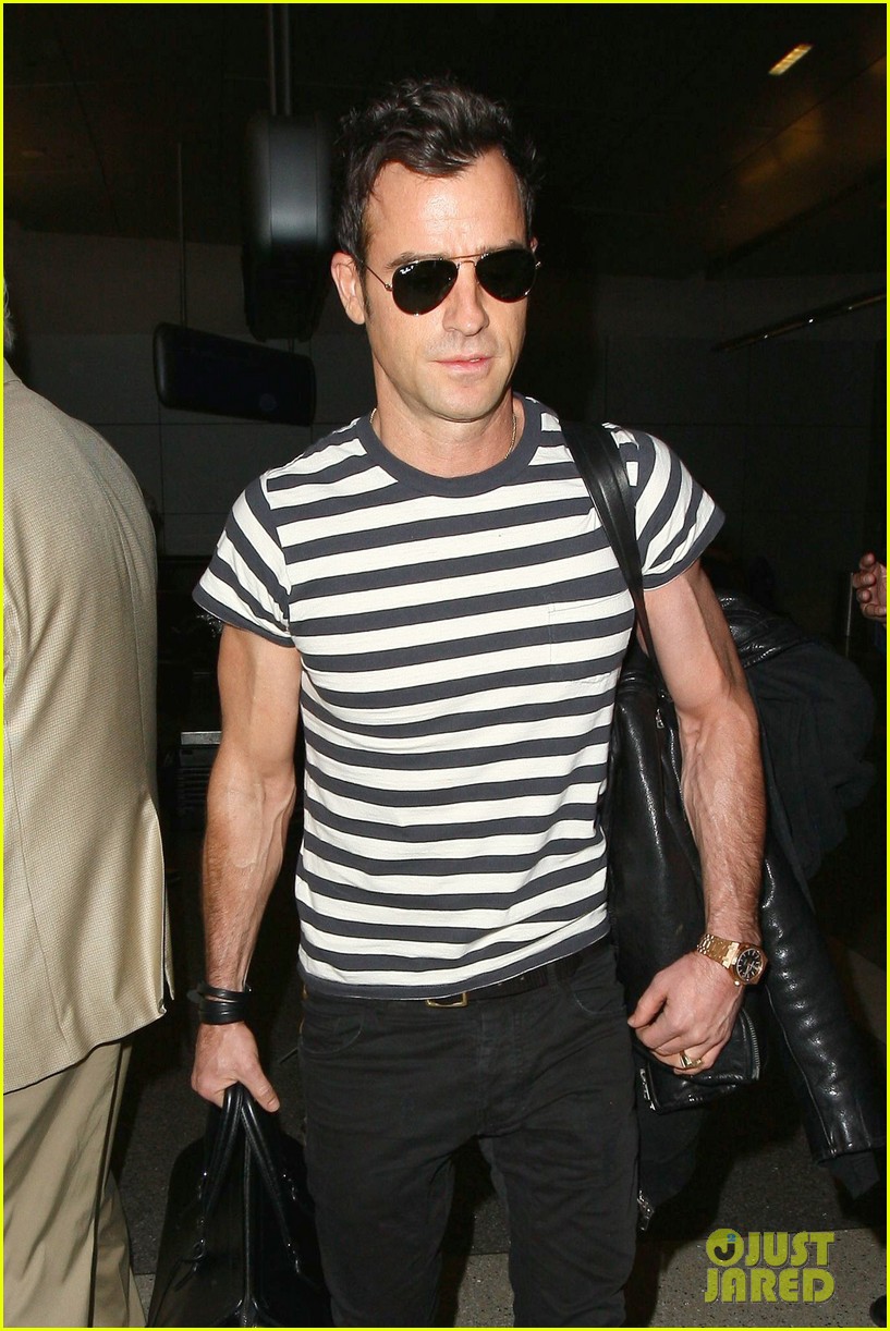 Justin Theroux Puts His Muscles On Display in a Tight Shirt: Photo ...