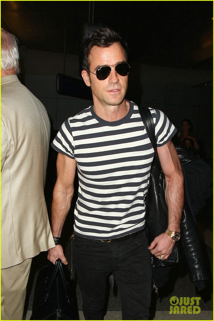 Justin Theroux Puts His Muscles On Display in a Tight Shirt: Photo ...