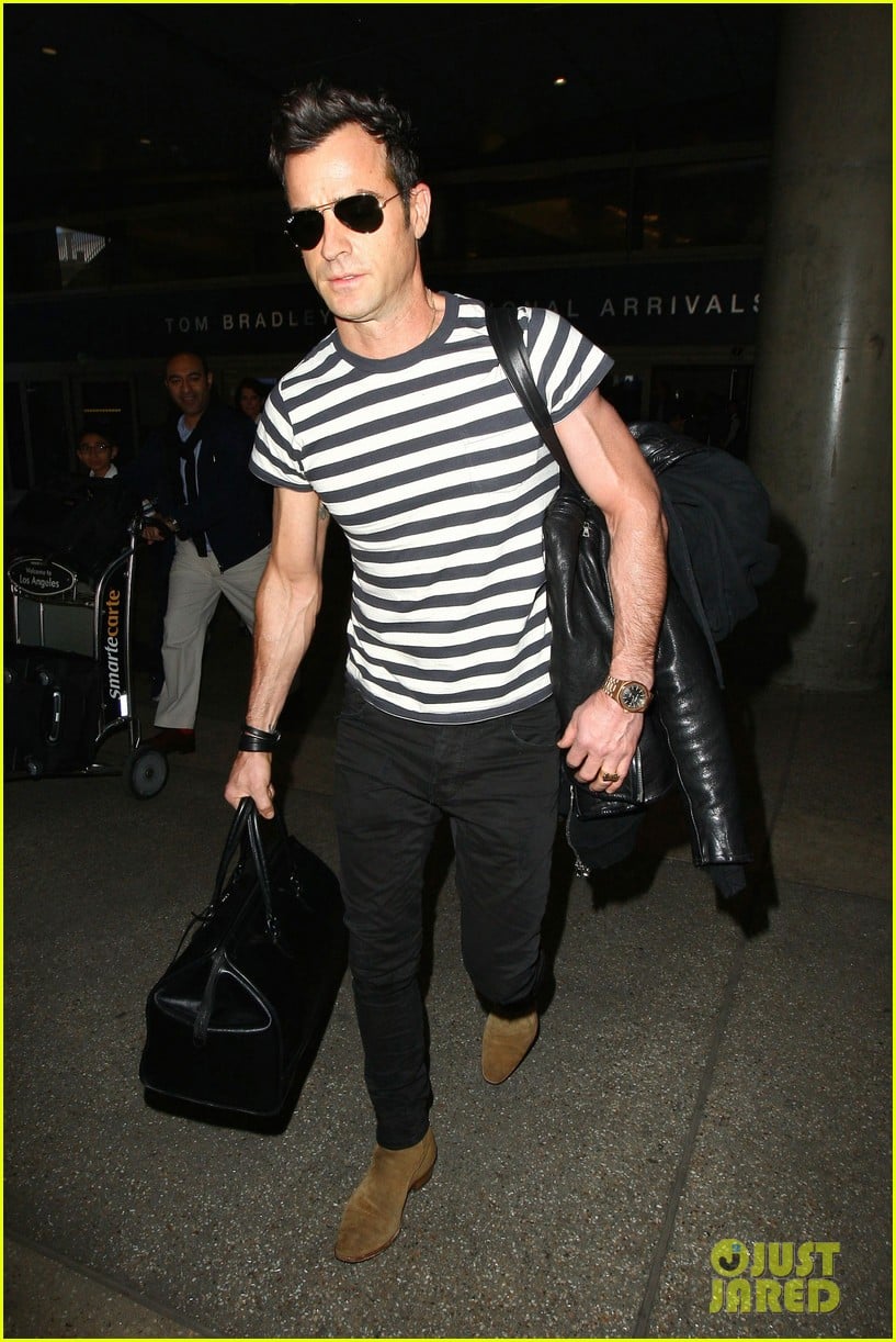 Justin Theroux Puts His Muscles On Display in a Tight Shirt: Photo ...