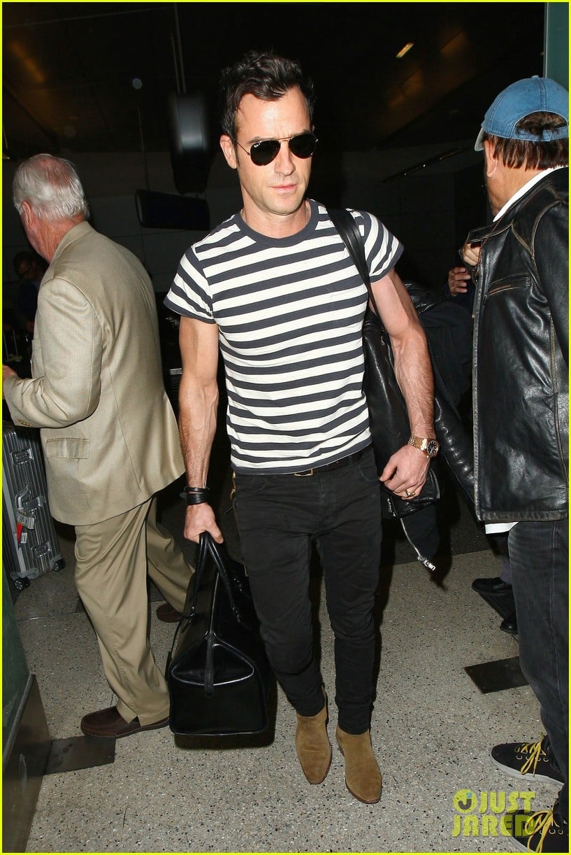 Justin Theroux Puts His Muscles On Display in a Tight Shirt: Photo ...